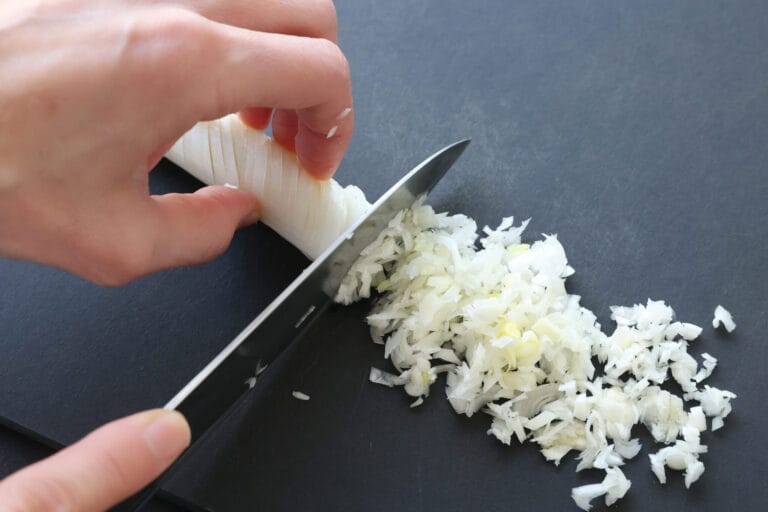 ねぎ塩チキンのレシピ｜香ばしねぎだれ×鶏ももで、ご飯がすすむ簡単おかず | やまでら くみこ のレシピ
