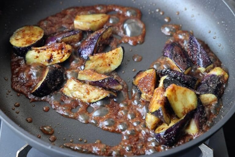 牛肉となすの甘辛炒めレシピ｜ごはんが進む！バルサミコ酢でコク深く | やまでら くみこ のレシピ