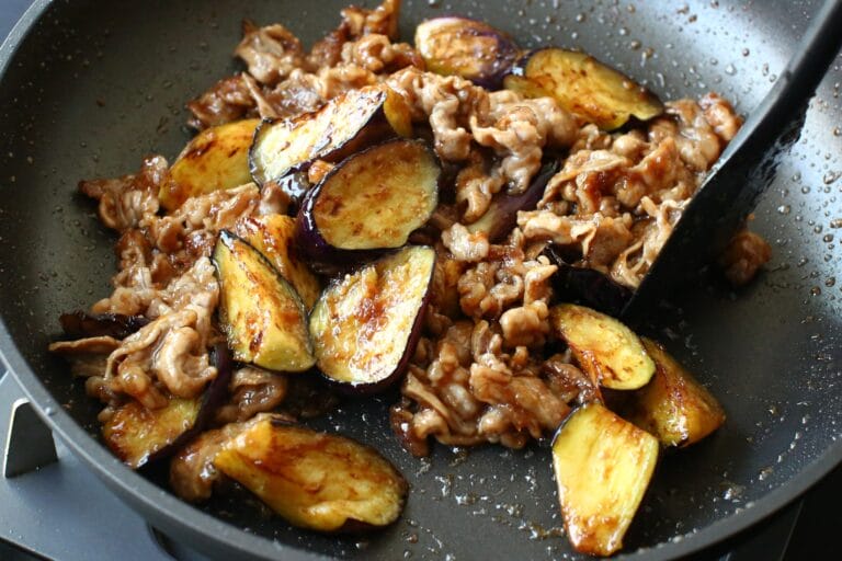 牛肉となすの甘辛炒めレシピ｜ごはんが進む！バルサミコ酢でコク深く | やまでら くみこ のレシピ