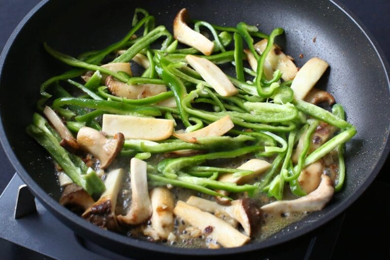 ピーマンとエリンギの炒め物レシピ｜アンチョビとにんにく香る！簡単副菜 | やまでら くみこ のレシピ