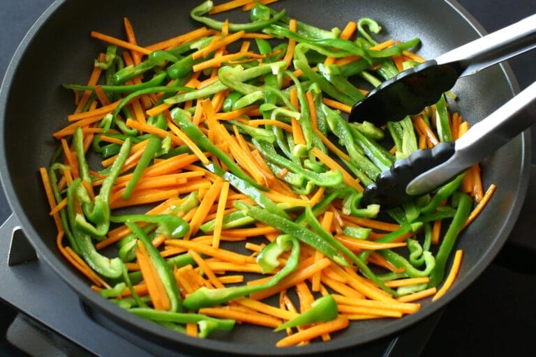 ピーマンと人参のきんぴら｜しっとり甘辛でご飯に合う！定番副菜レシピ | やまでら くみこ のレシピ