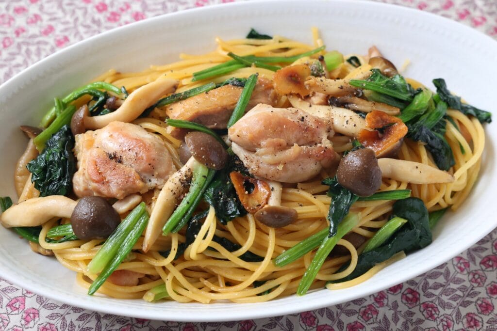 ほうれん草としめじのパスタ｜鶏もも肉の旨味が絡む、和風バター醤油レシピ | やまでら くみこ のレシピ