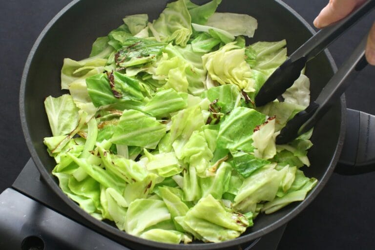 キャベツとニラと豚肉の香ばし炒め｜シンプルなのに満足感のある一皿 | やまでら くみこ のレシピ