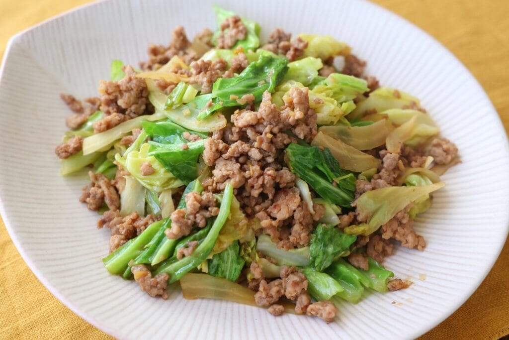 鶏ひき肉とキャベツの簡単炒め｜蒸し焼きで甘みを引き出す、基本の作り方 | やまでら くみこ のレシピ