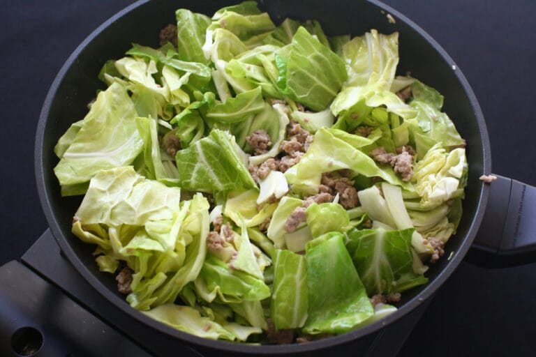 鶏ひき肉とキャベツの簡単炒め｜蒸し焼きで甘みを引き出す、基本の作り方 | やまでら くみこ のレシピ