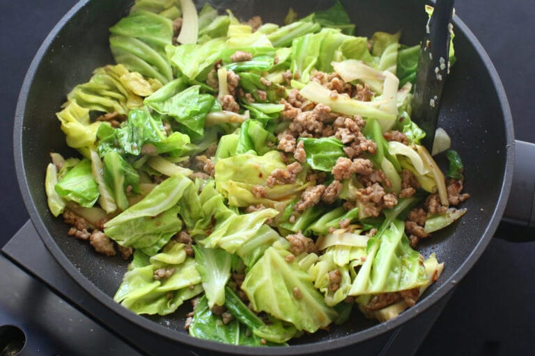 鶏ひき肉とキャベツの簡単炒め｜蒸し焼きで甘みを引き出す、基本の作り方 | やまでら くみこ のレシピ