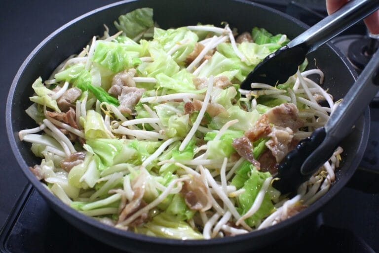 キャベツともやしと豚バラのにんにく醤油炒め｜ご飯が進む簡単炒め物 | やまでら くみこ のレシピ